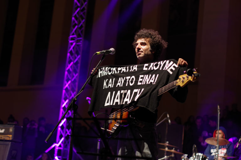 Φωτορεπορτάζ από την αντικατασταλτική συναυλία στα Προπύλαια - Βαβυλωνία
